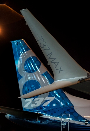 Boeing debuts first 737 MAX 8. Rolls out of paint in striking livery ...