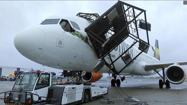 Ouch! Condor Airbus A321 hits light pole in Berlin SXF - Aviation24.be