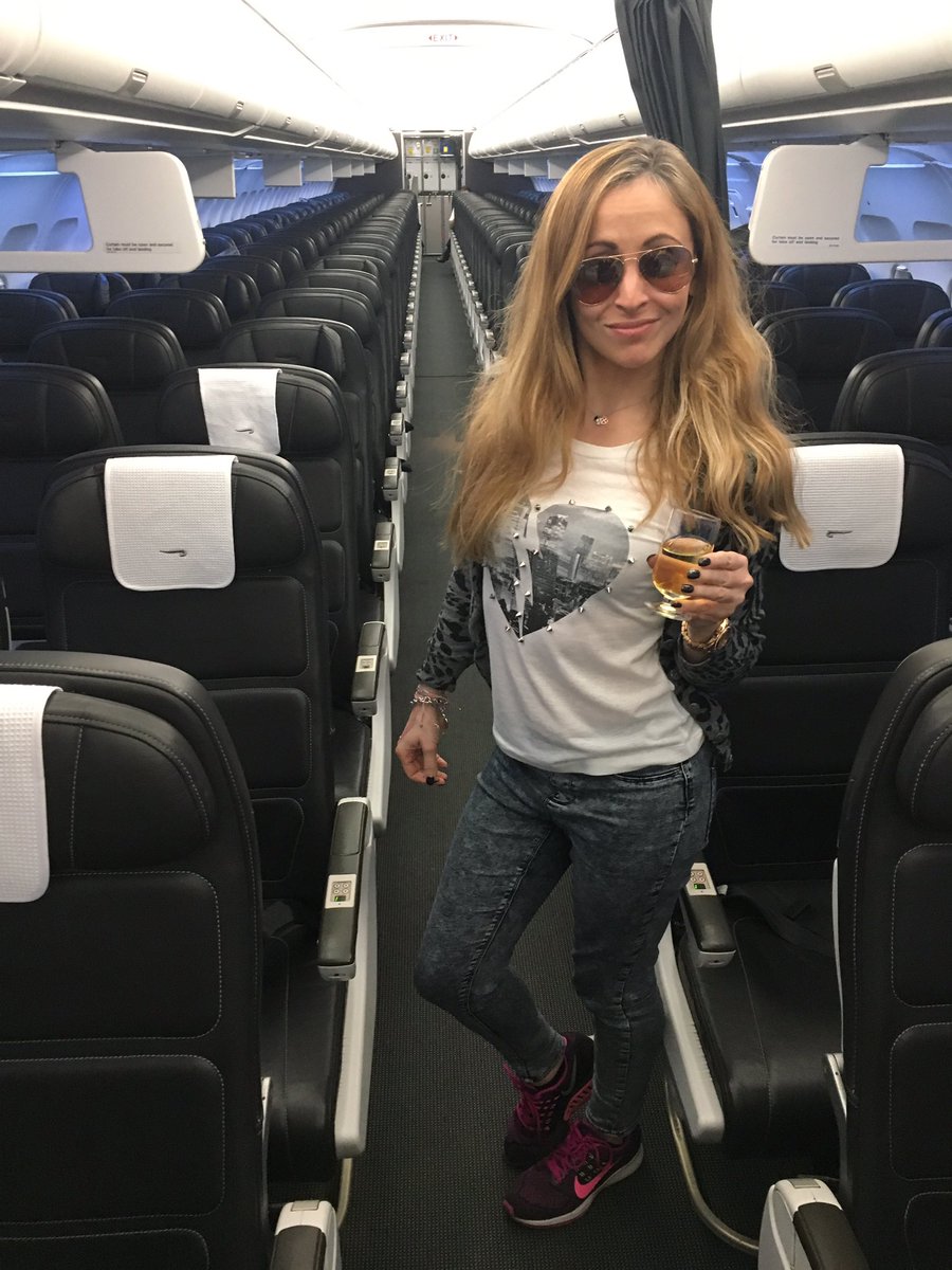 Alone on board of the plane, these three girls had the best flight of ...